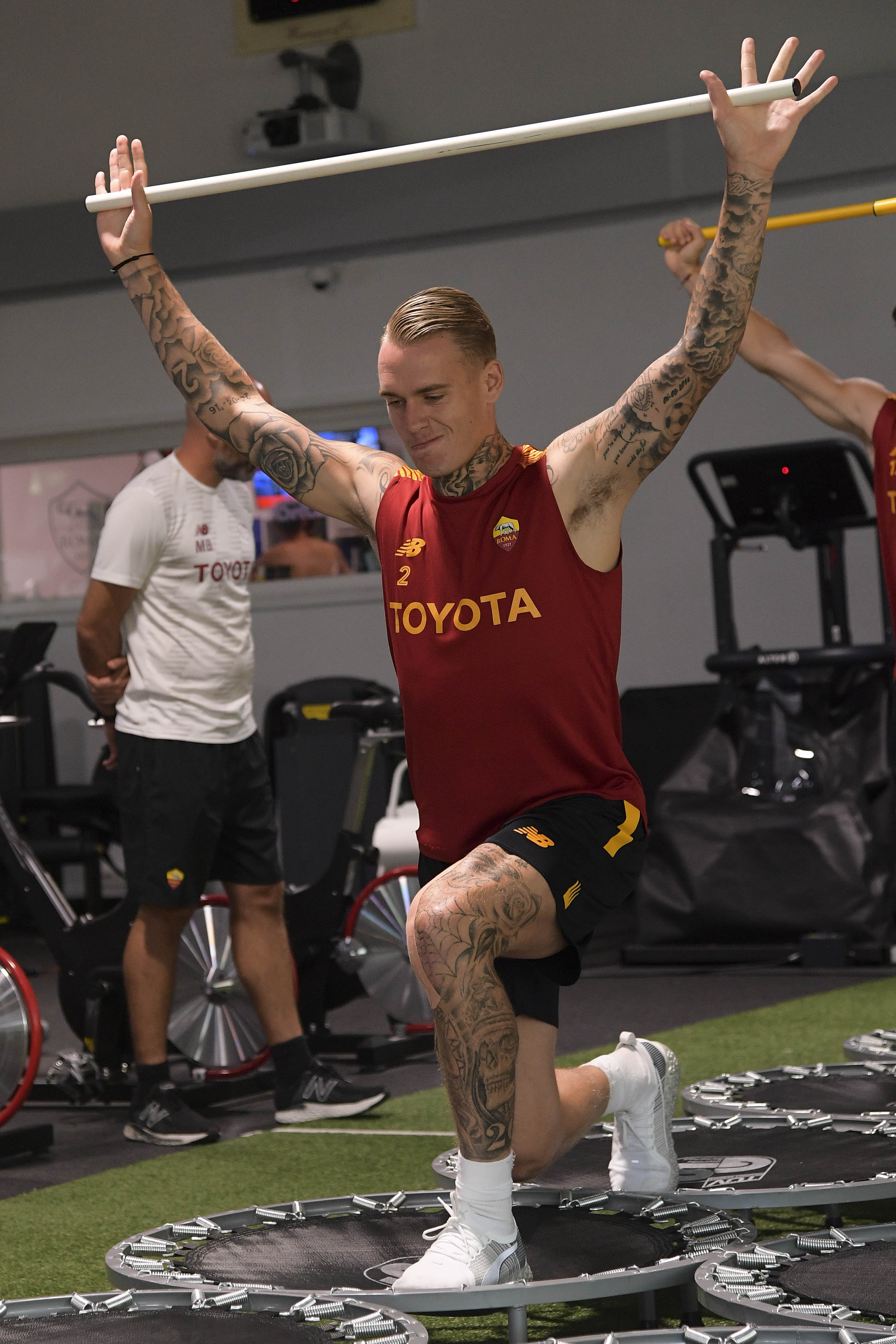 Roma in campo per la rifinitura, c'è Karsdorp. Zalewski assente